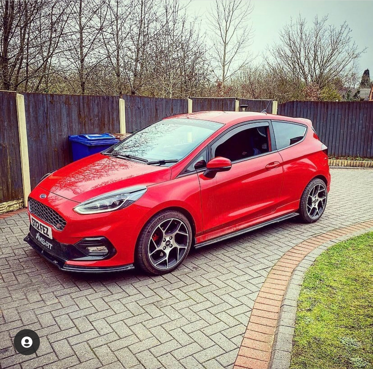 Red Fiesta ST with a racing look 😎 – Delta Plates