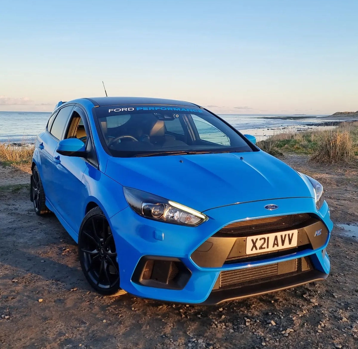 Blue Ford Focus RS with some short 3D gel plates – Delta Plates